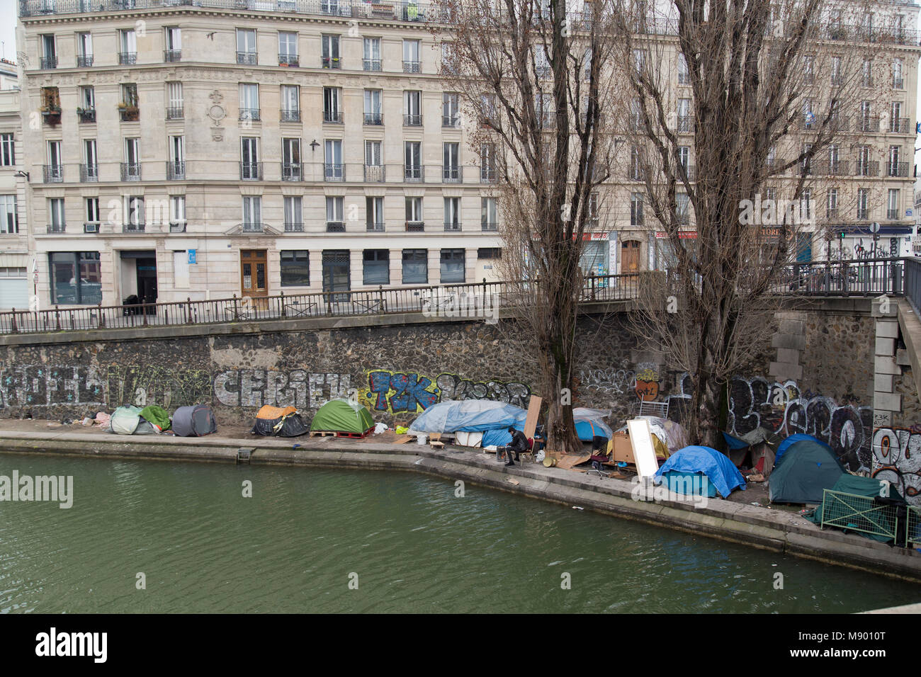 Urban poverty homeless paris -Fotos und -Bildmaterial in hoher ...