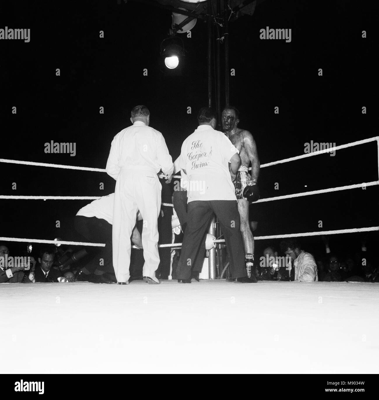 (Cassius Clay alias Muhammad Ali) vs Henry Cooper in ihren ersten Kampf ...