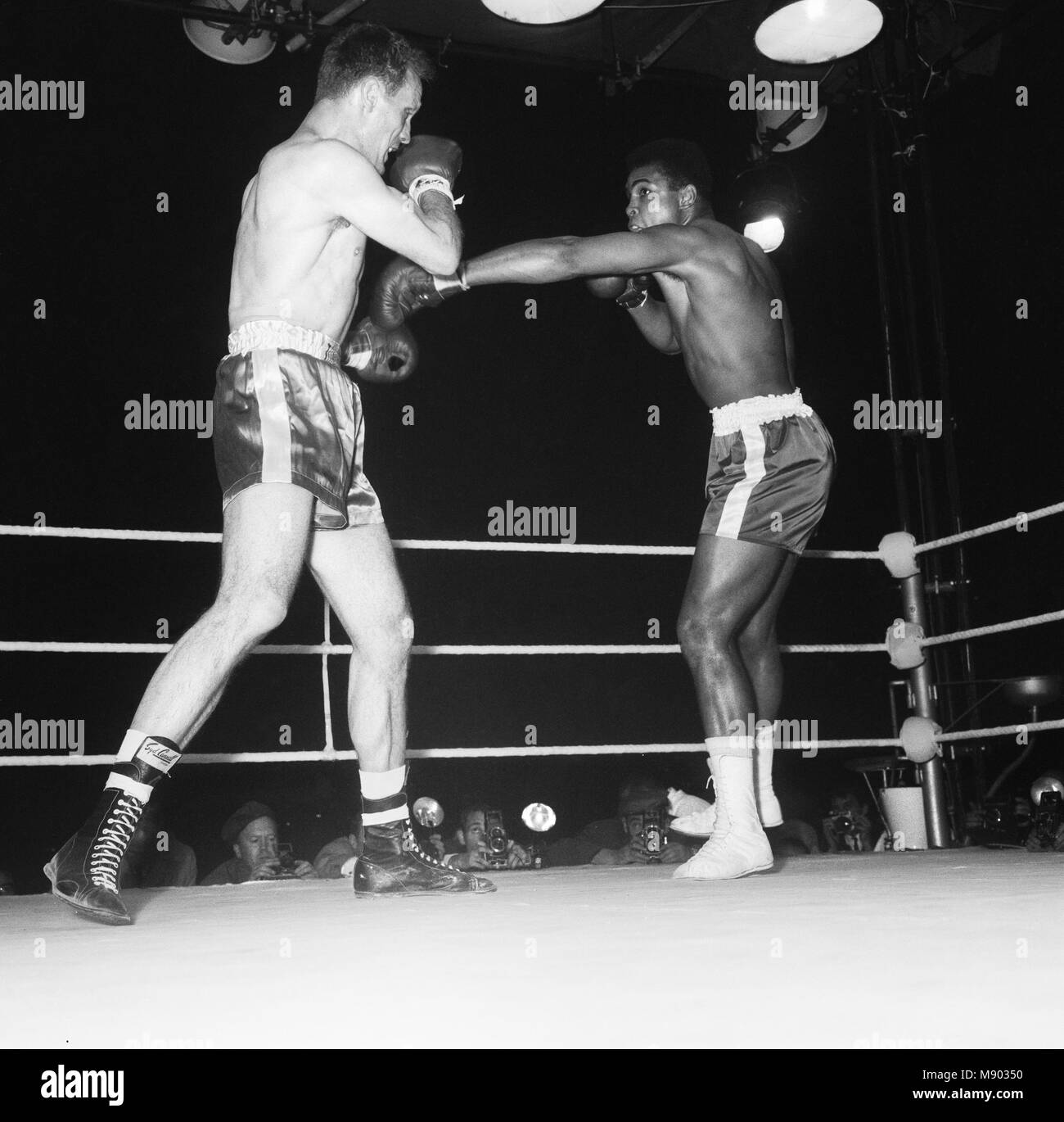 (Cassius Clay alias Muhammad Ali) vs Henry Cooper in ihren ersten Kampf ...