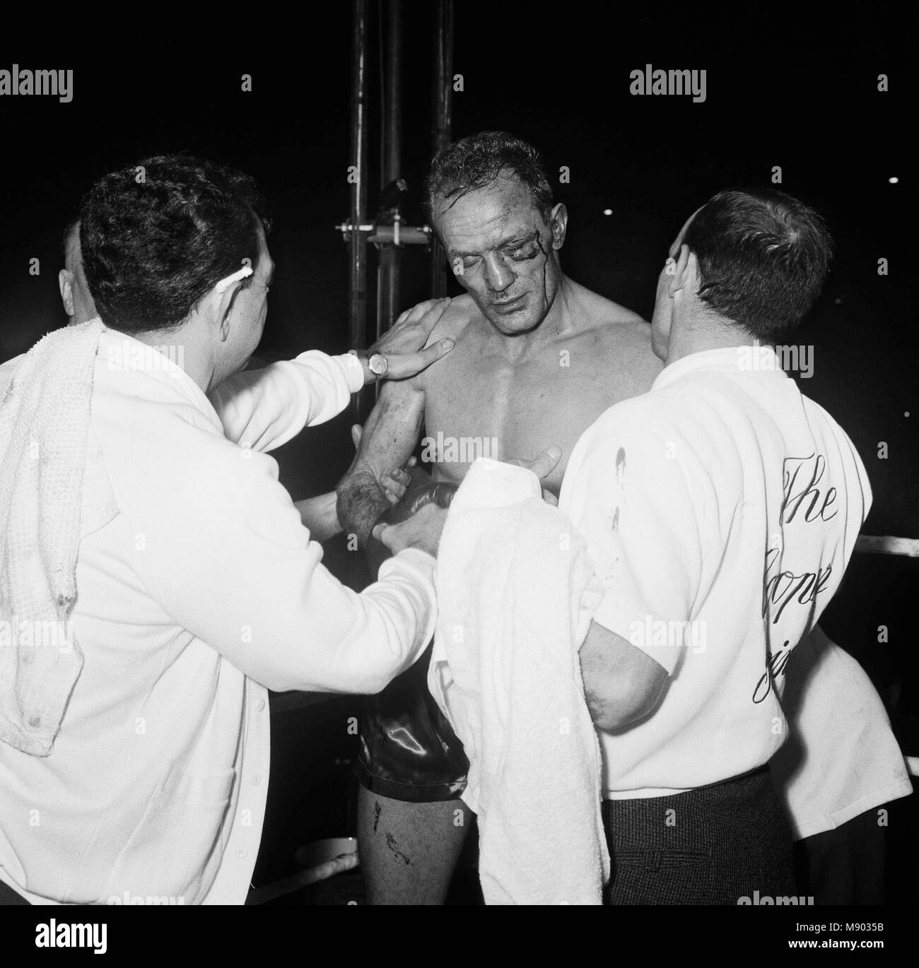 (Cassius Clay alias Muhammad Ali) vs Henry Cooper in ihren ersten Kampf ...