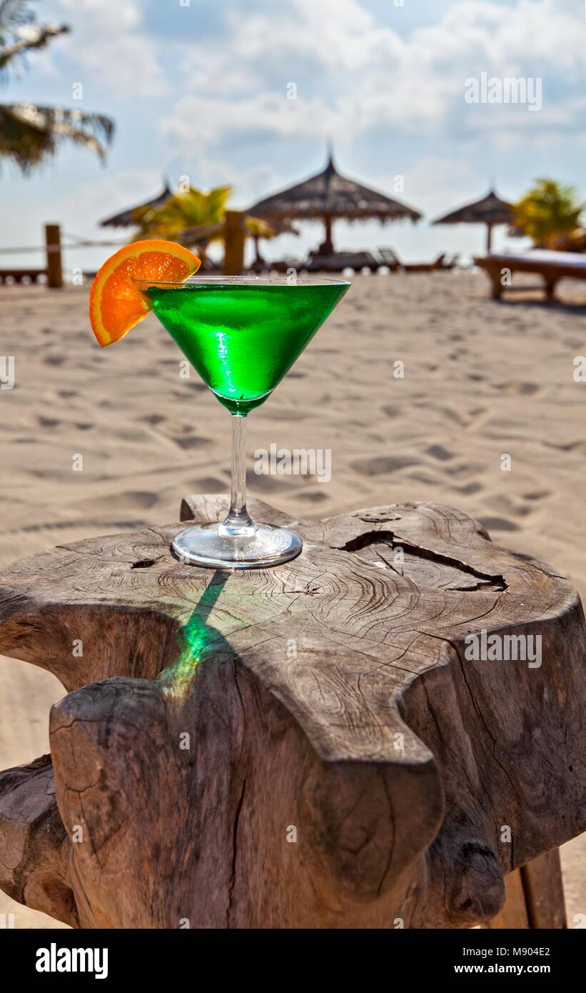 Glas Cocktail ist auf der ursprünglichen Strand Tabelle ist vom Stamm ...