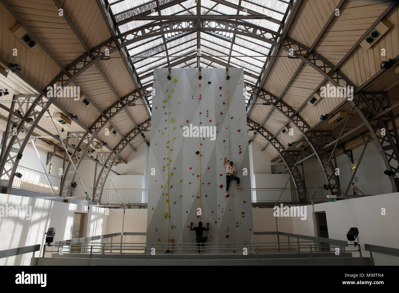 Wand klettern -Fotos und -Bildmaterial in hoher Auflösung – Alamy