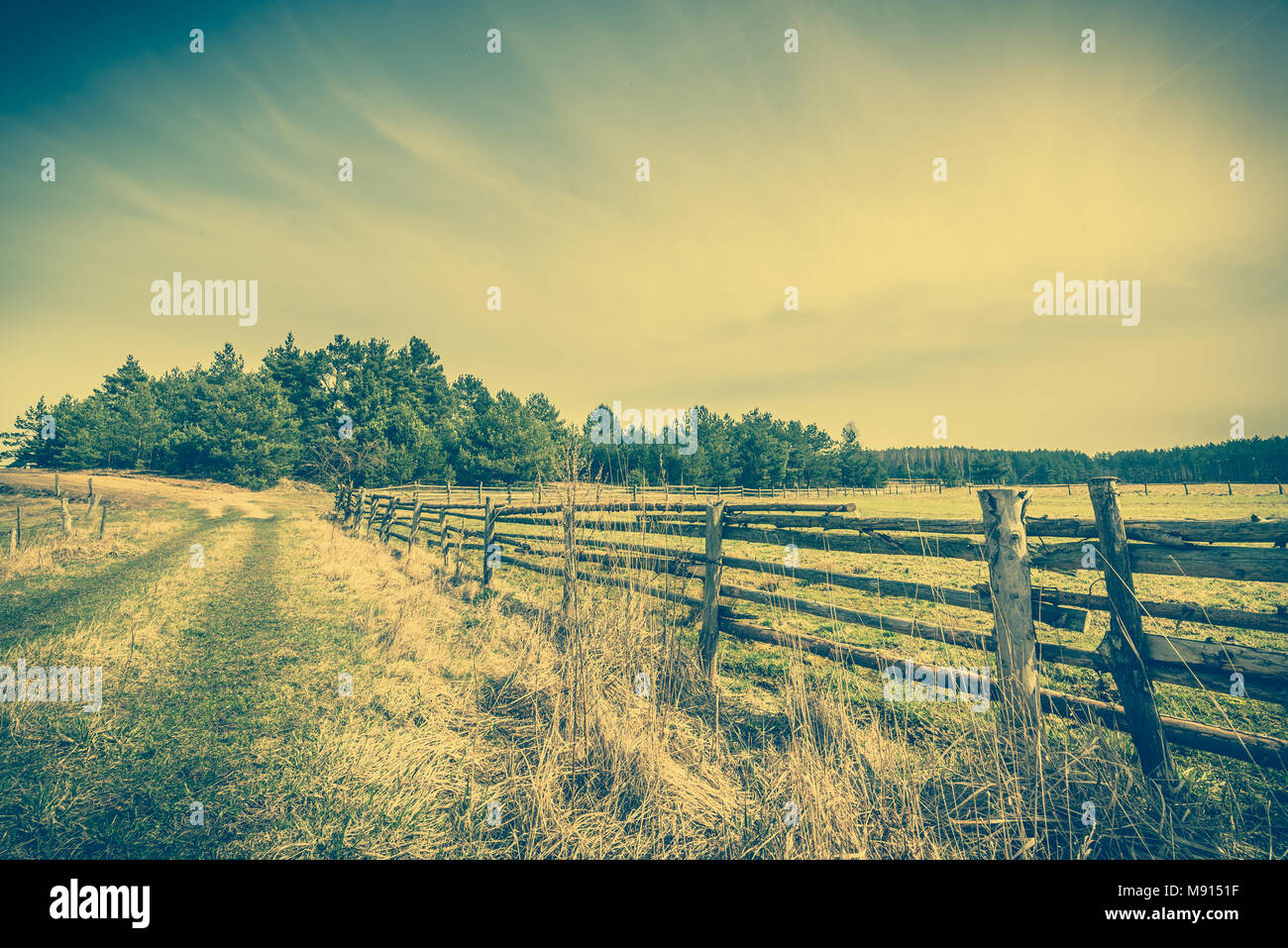 Holzzaun grenze -Fotos und -Bildmaterial in hoher Auflösung – Alamy