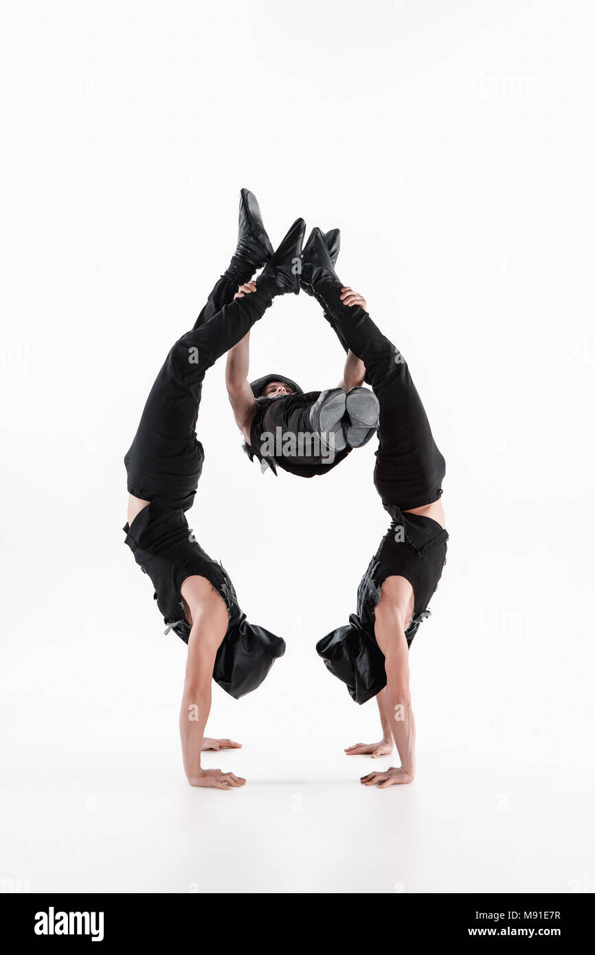 Akrobatik Männergruppe Stockfotos und -bilder Kaufen - Alamy