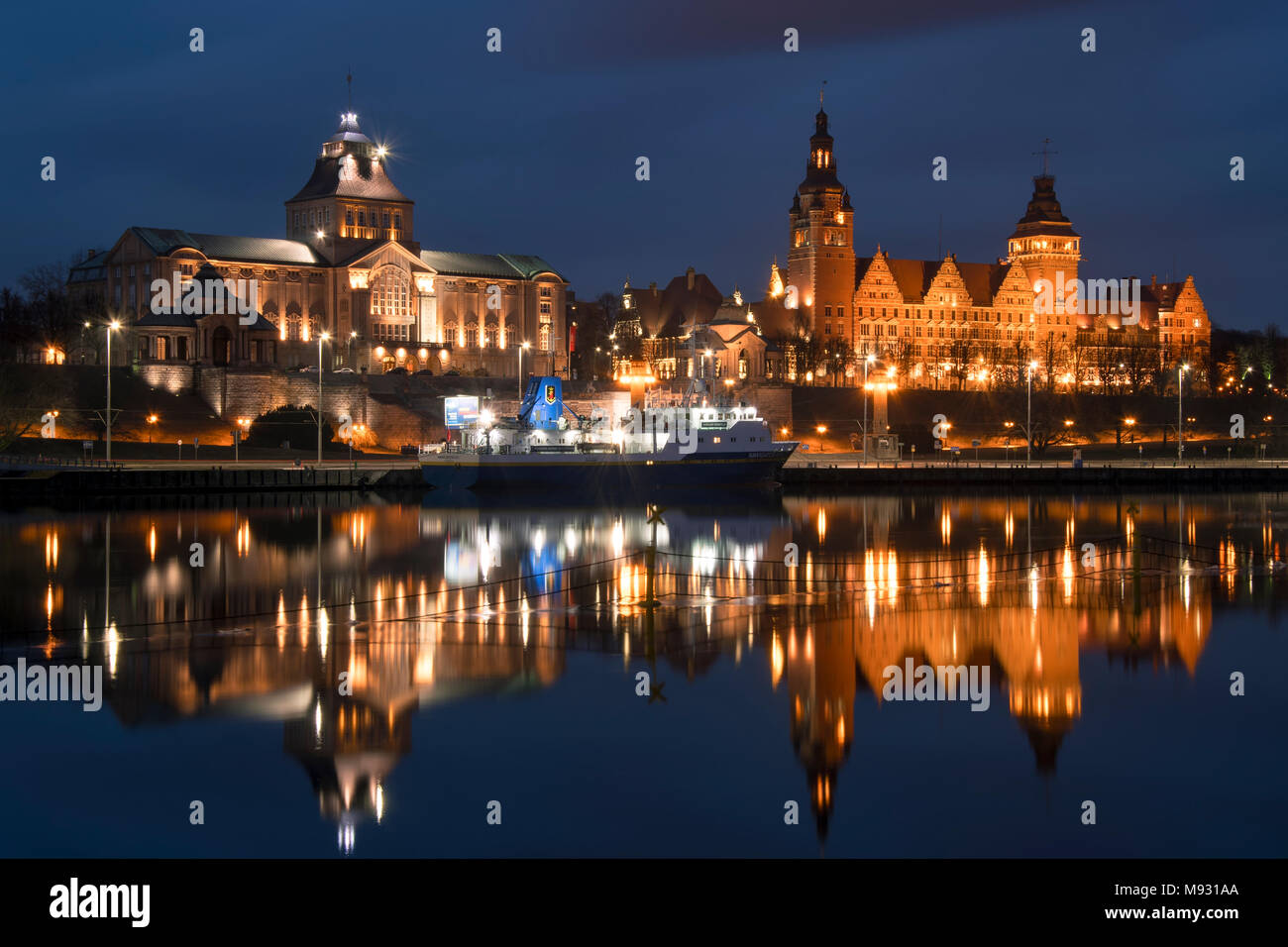 Stadt bei Nacht, Stettin Stockfotografie - Alamy