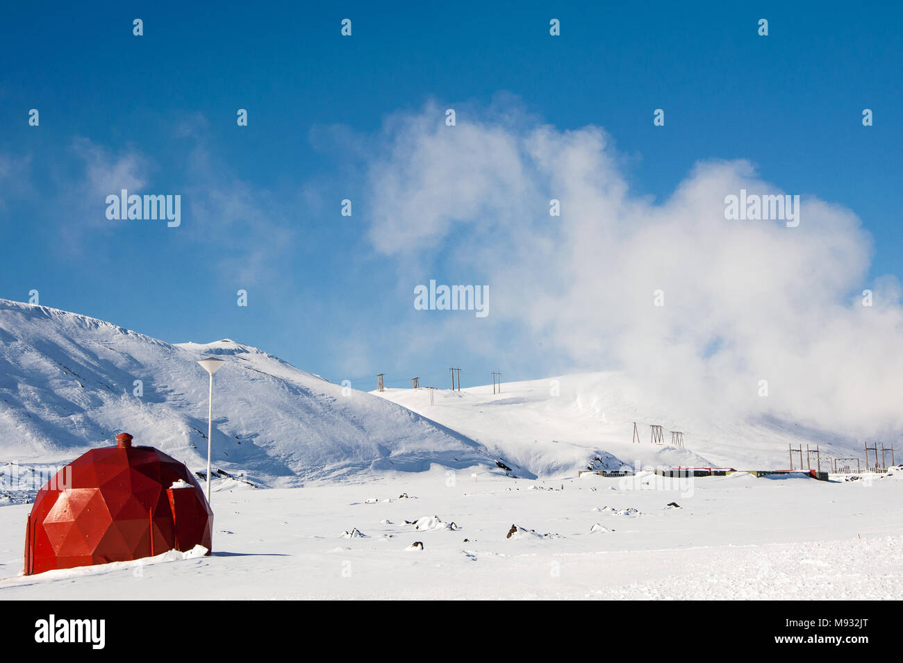 Vulkanische Landschaft im Winter. Rote Kuppel Struktur, Teil der Krafla ...