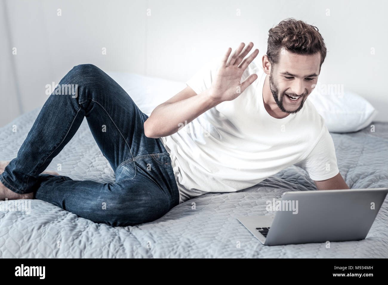 Man saying hello -Fotos und -Bildmaterial in hoher Auflösung – Alamy