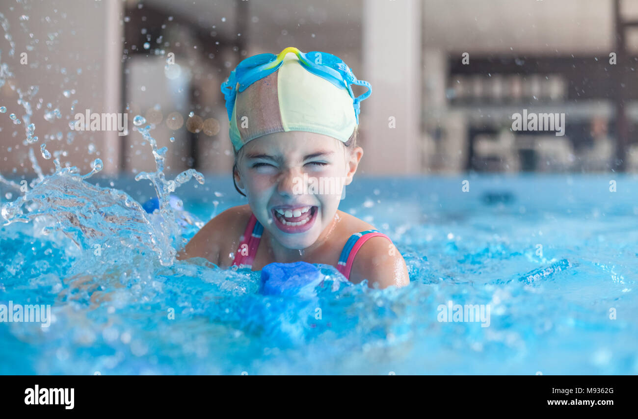 Kid splashing -Fotos und -Bildmaterial in hoher Auflösung – Alamy