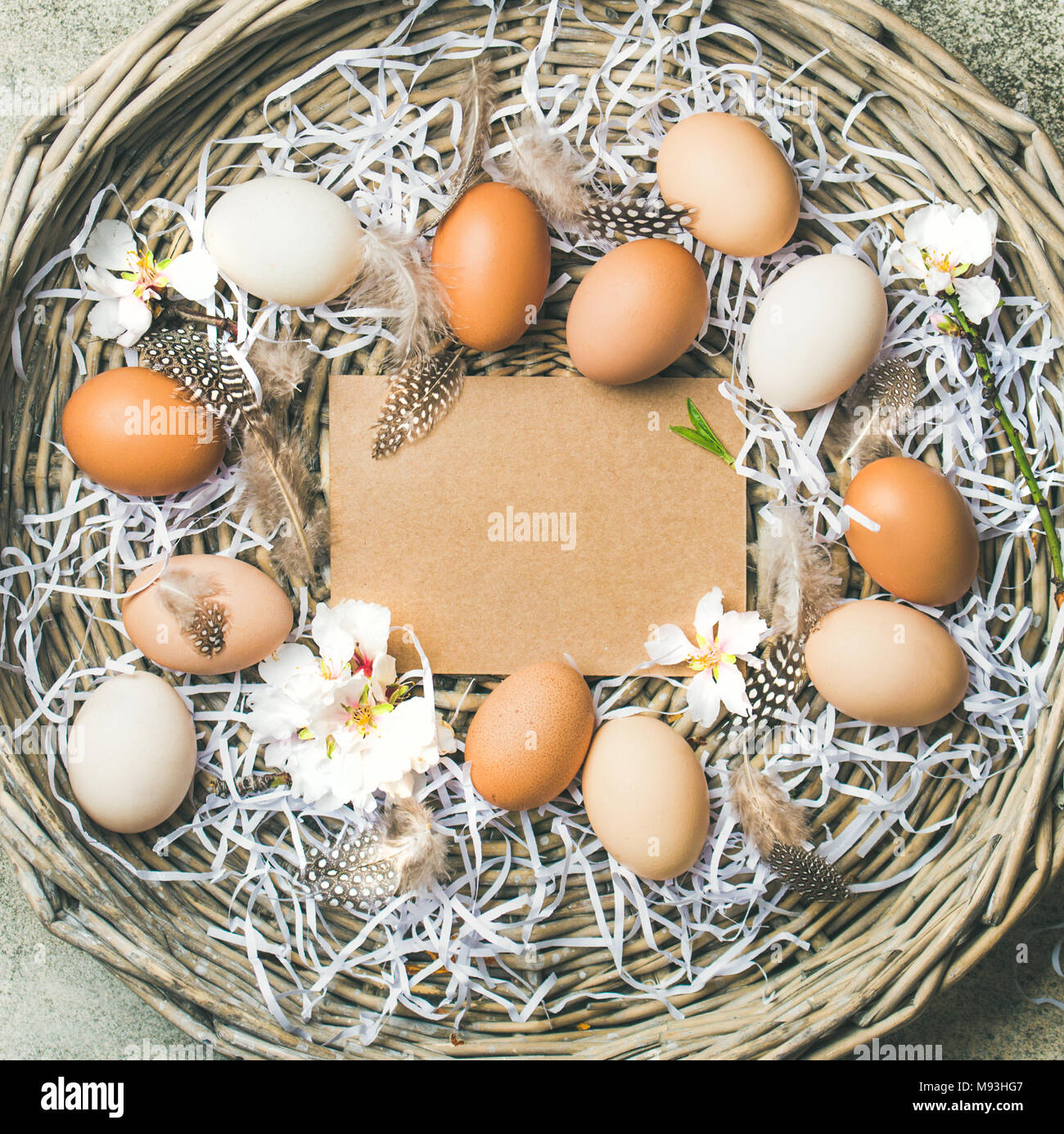 Natürliche bunte Eier für das Osterfest in Korb über grauer Hintergrund ...