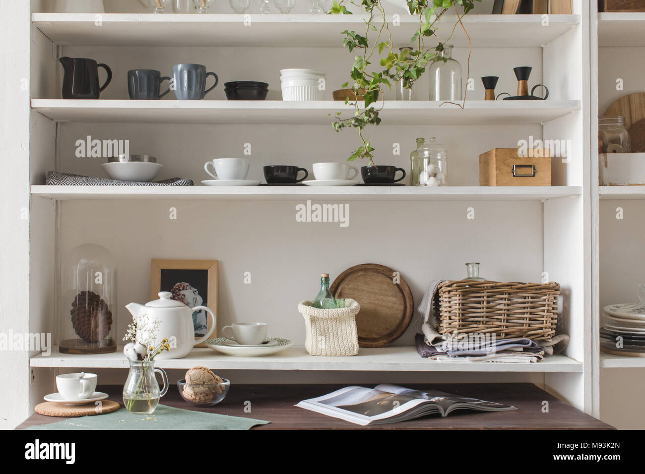 Moderne regale -Fotos und -Bildmaterial in hoher Auflösung – Alamy