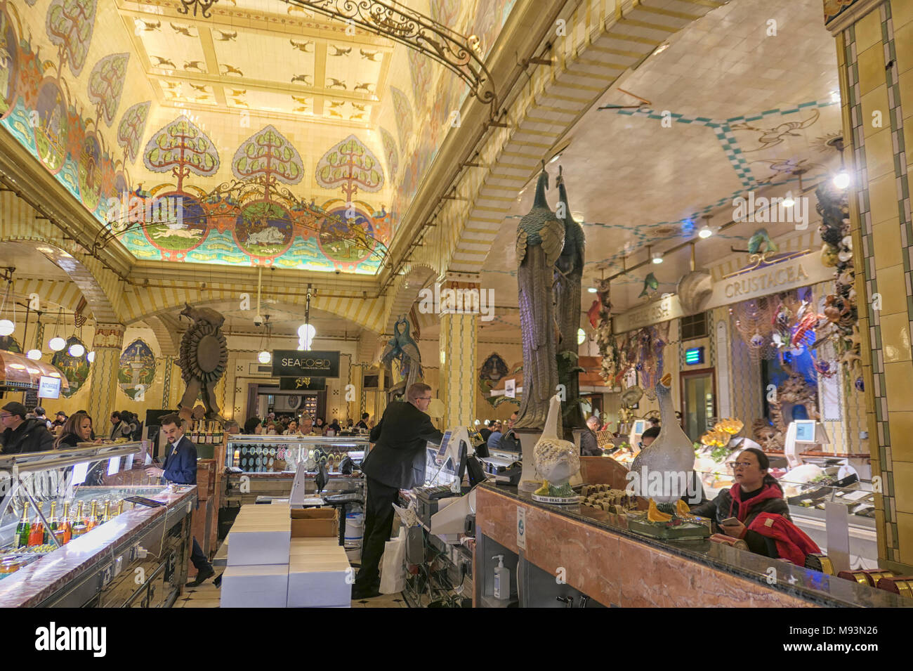 Sea Food Counter in der Food Hall des Harrods, Knightsbridge, London ...