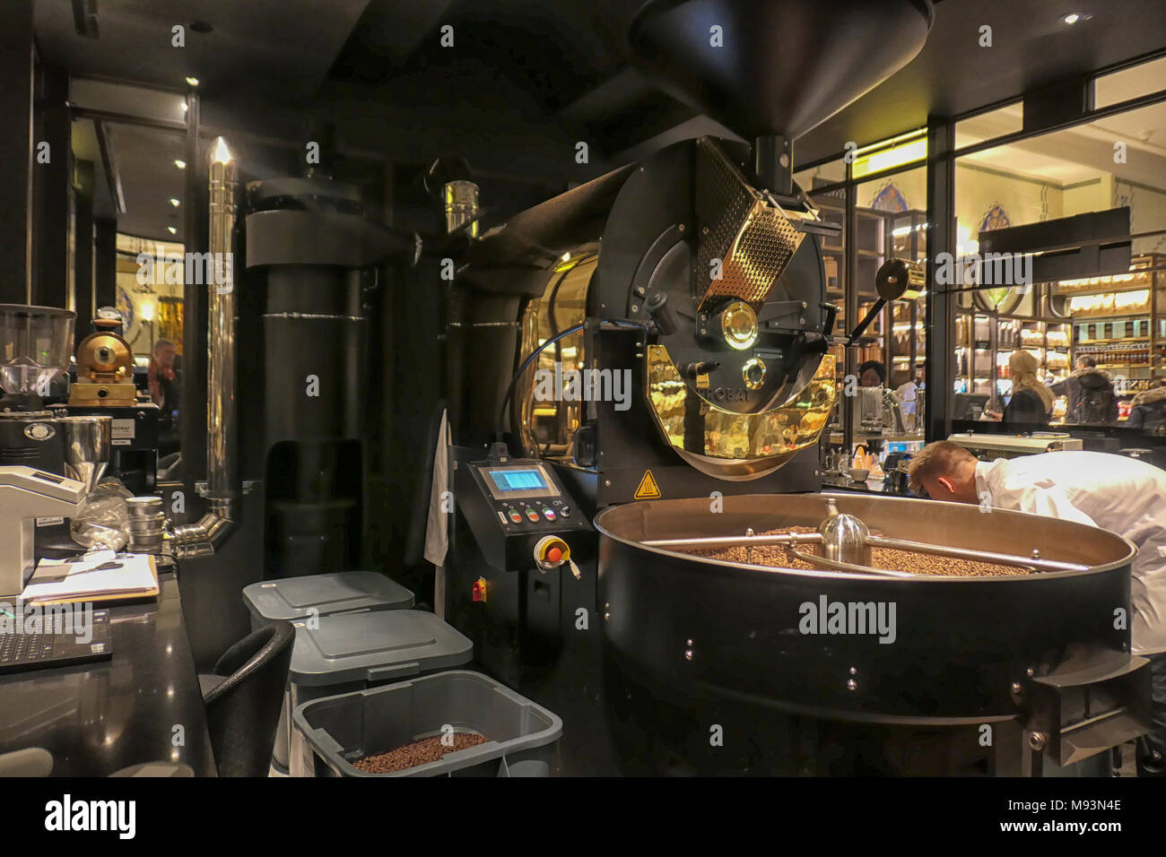 Kaffeebohnen mahlen in der Food Hall bei Harrods, London, UK ...