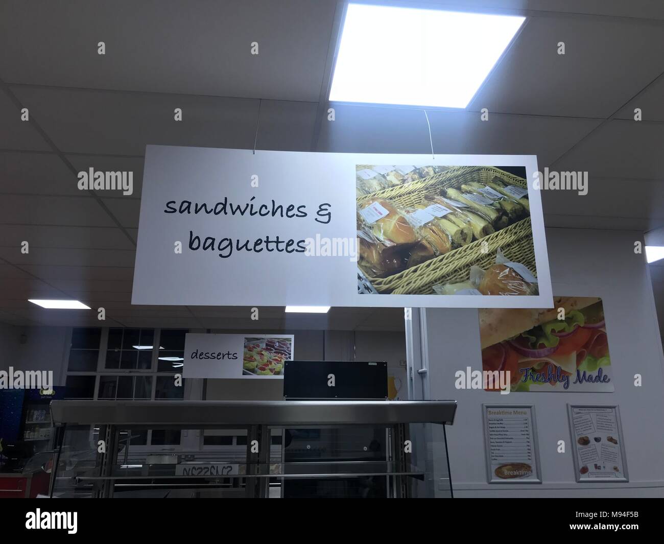 Kantine durchreiche -Fotos und -Bildmaterial in hoher Auflösung – Alamy