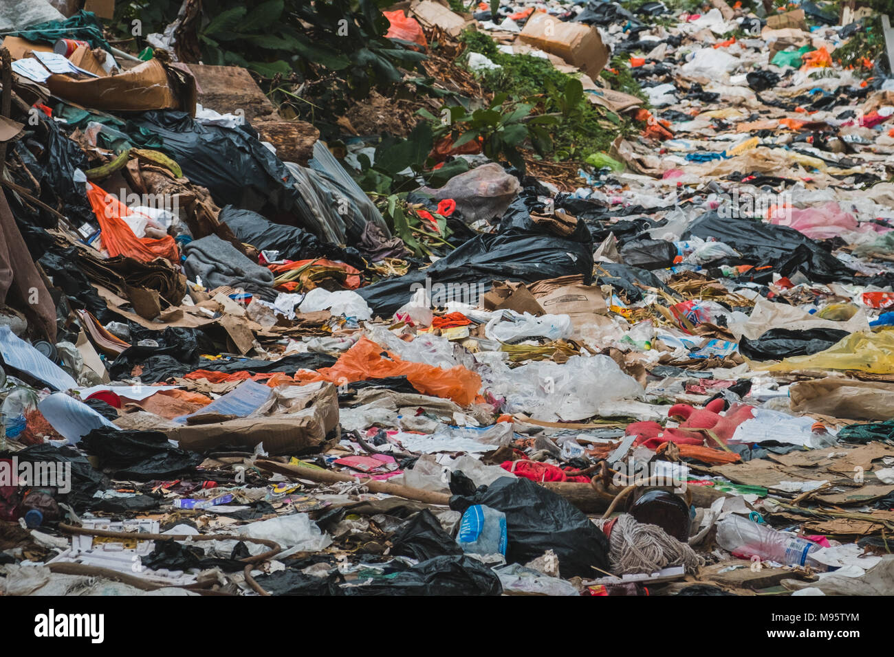 Papierkorb closeup, Müllkippe, Abfall reservierungskaution ...