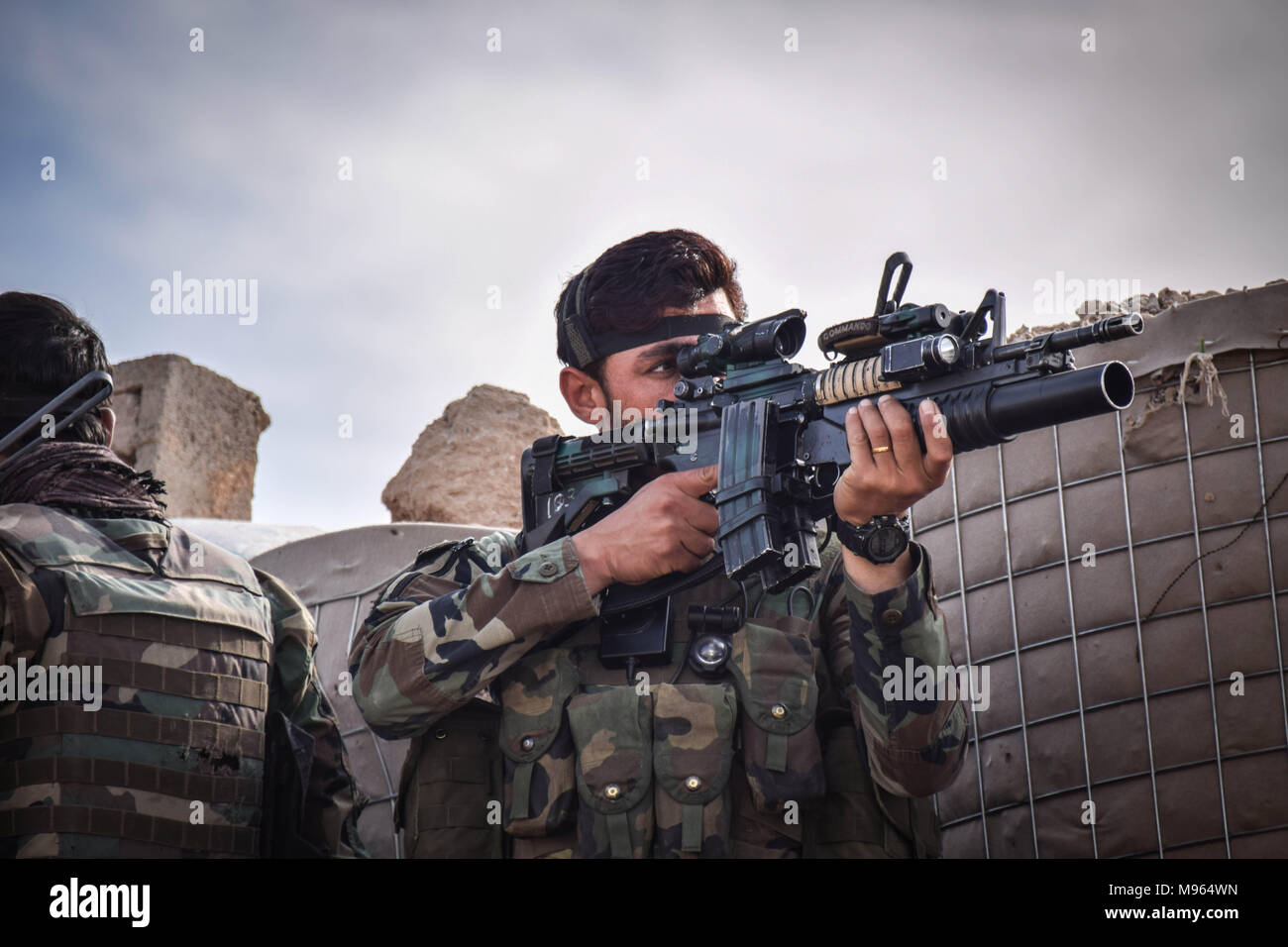 Afghanische Commando blickt durch den Rahmen seiner M16 Sturmgewehr ...