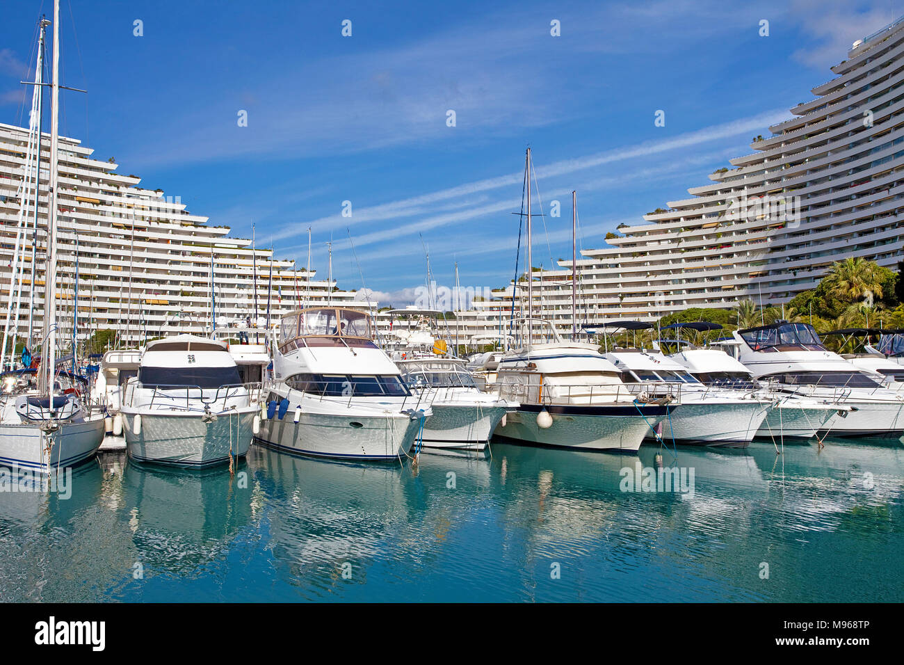Marina Baie des Anges und futuristisch geschwungene Gebäude, Vaugrenier ... Marina Baie des Anges und futuristisch geschwungene Gebäude, Vaugrenier ...