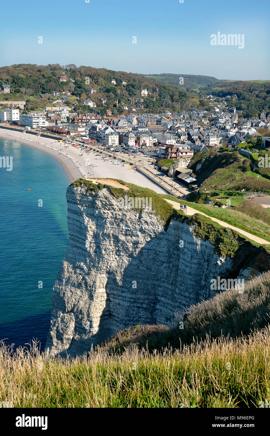Luftaufnahme von Etretat mit seinem Strand und Dorf, eine Stadt berühmt ...