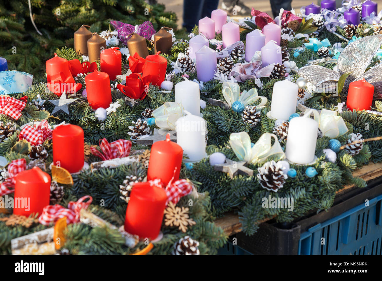 Adventskranz mit 4 kerzen -Fotos und -Bildmaterial in hoher Auflösung ...