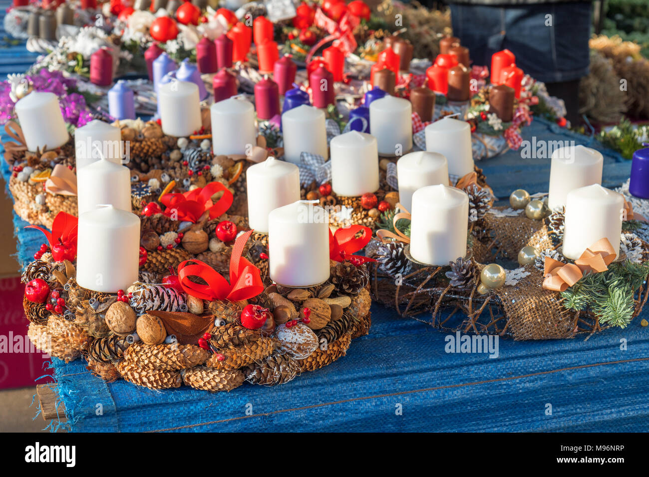 4 kerzen -Fotos und -Bildmaterial in hoher Auflösung – Alamy