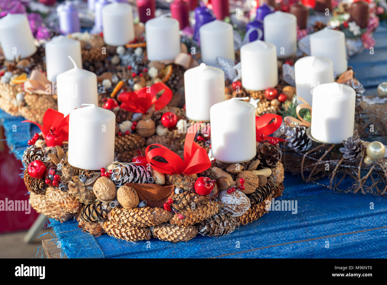 4 kerzen -Fotos und -Bildmaterial in hoher Auflösung – Alamy