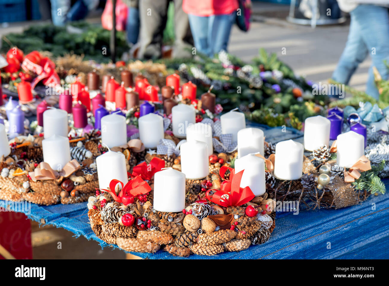 Adventskranz mit 4 kerzen -Fotos und -Bildmaterial in hoher Auflösung ...