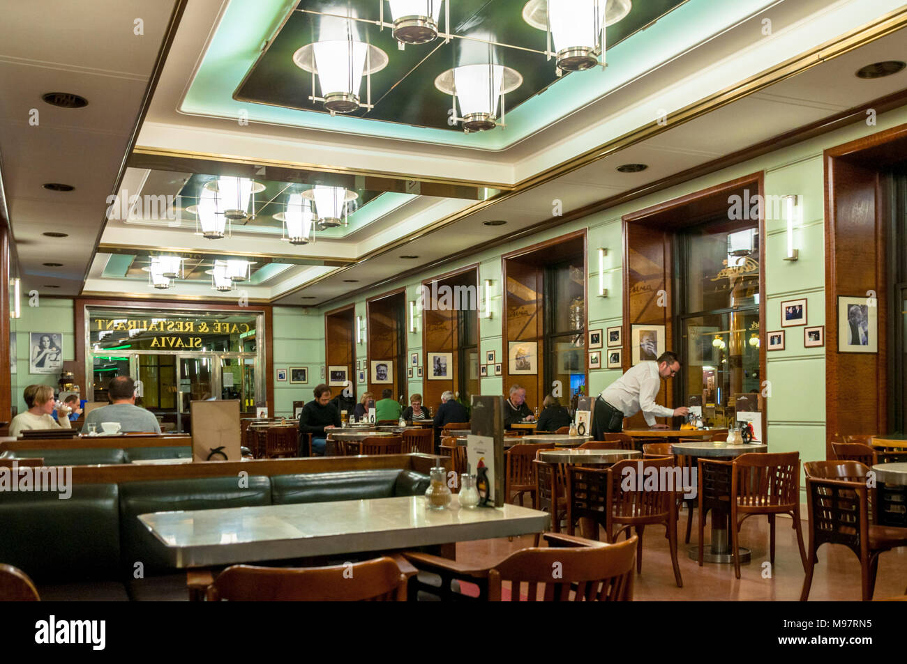 Cafe slavia prague -Fotos und -Bildmaterial in hoher Auflösung – Alamy