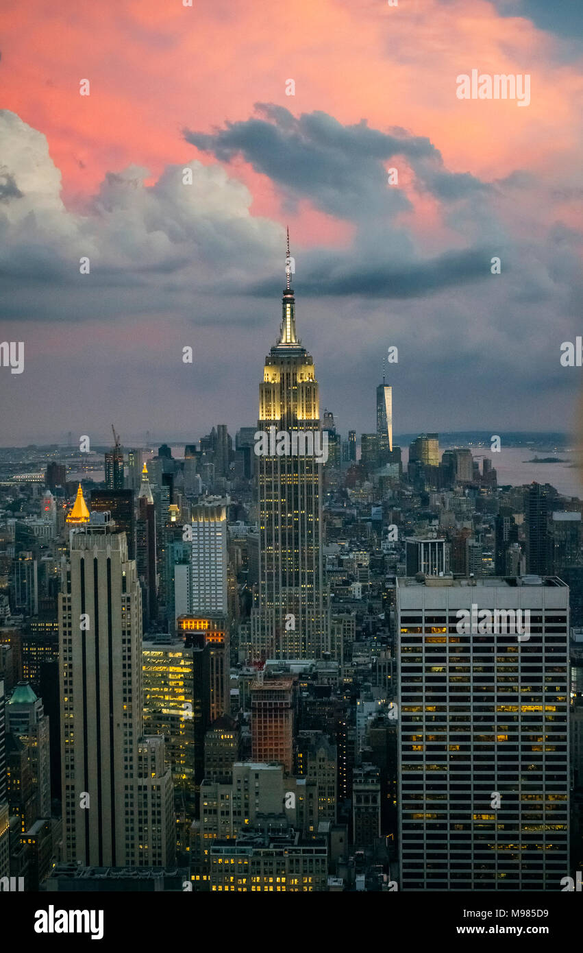 Empire state building und ein world trade center im hintergrund -Fotos ...
