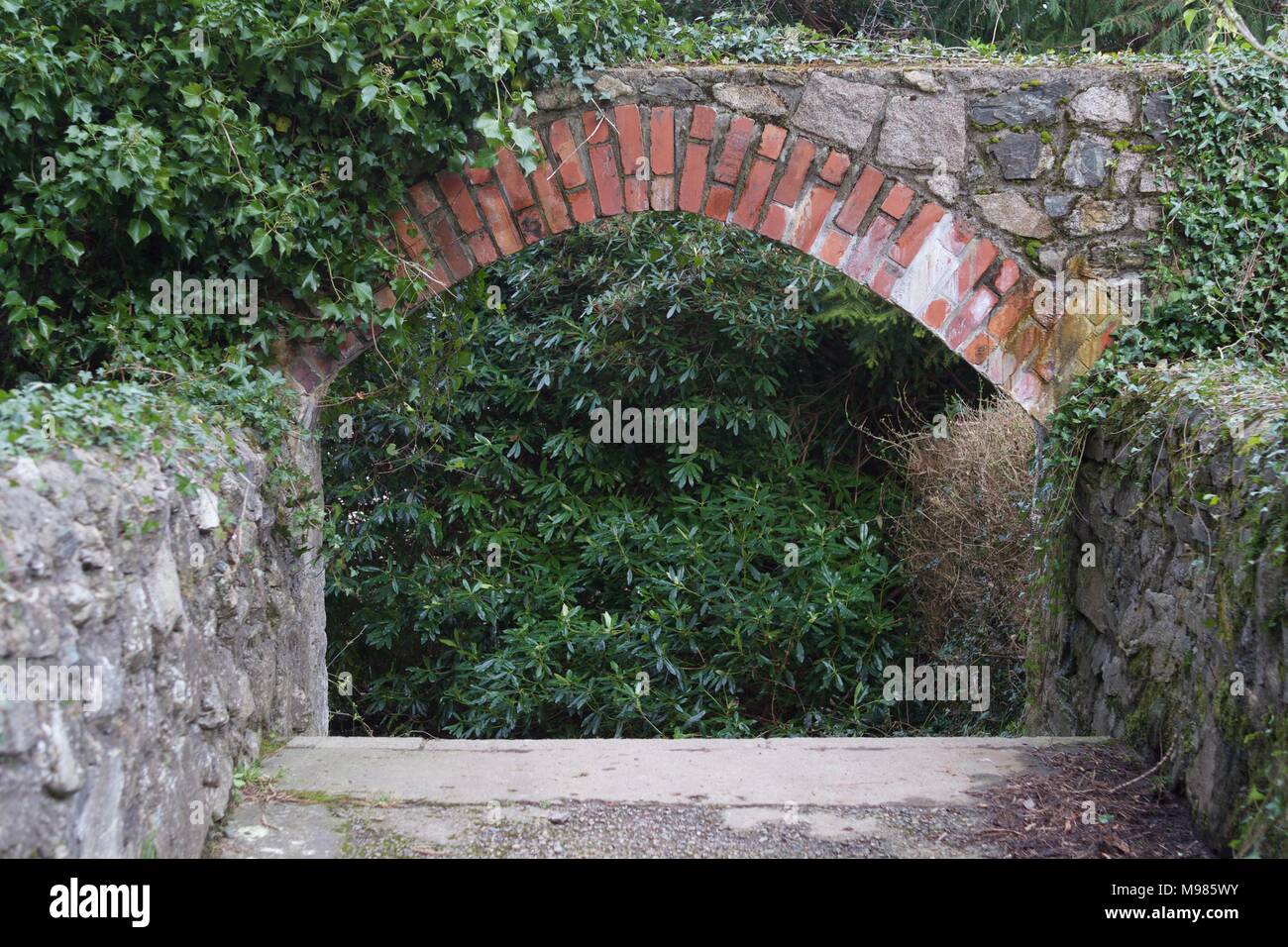 Roter torbogen -Fotos und -Bildmaterial in hoher Auflösung – Alamy