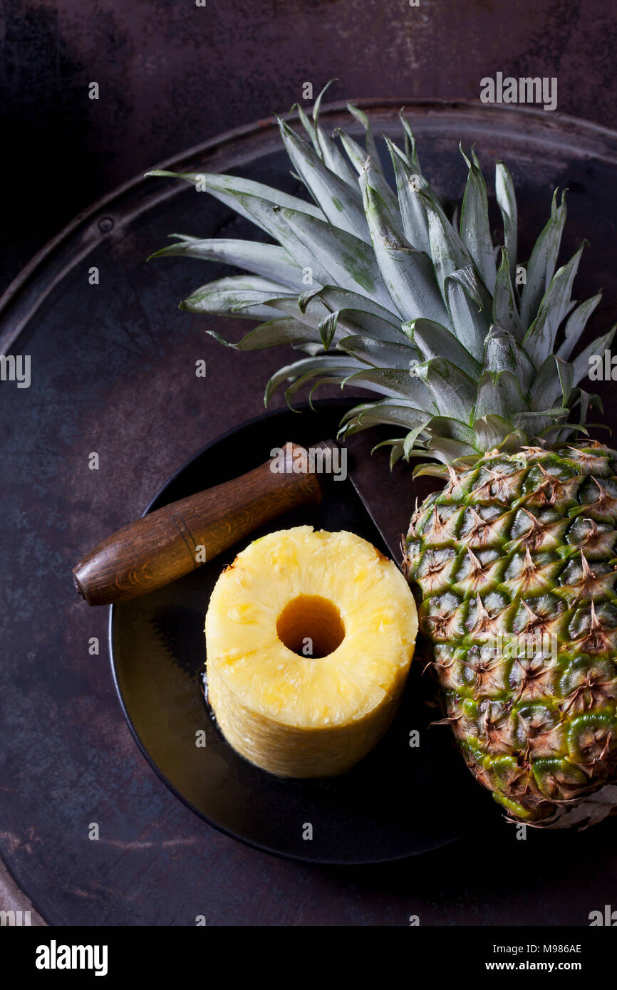 Stapel von Scheiben Ananas, ganze Ananas und Cleaver Stockfotografie ...