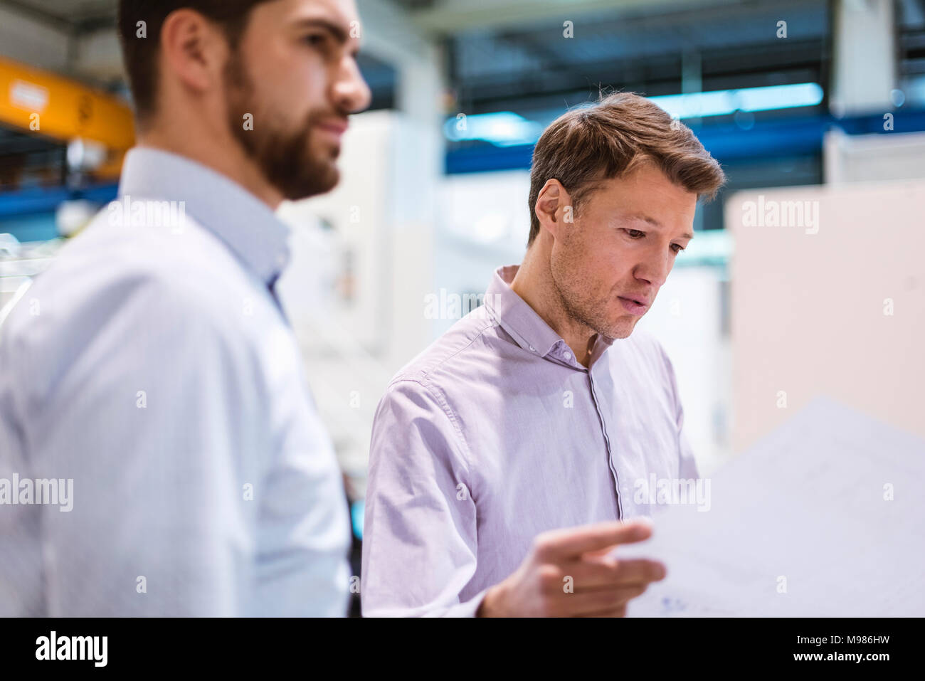 Zwei männer halten -Fotos und -Bildmaterial in hoher Auflösung – Alamy