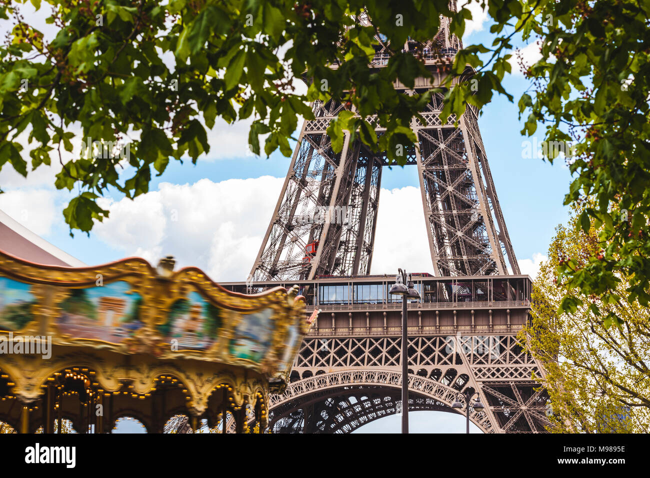 Paris eiffelturm karussell -Fotos und -Bildmaterial in hoher Auflösung ...