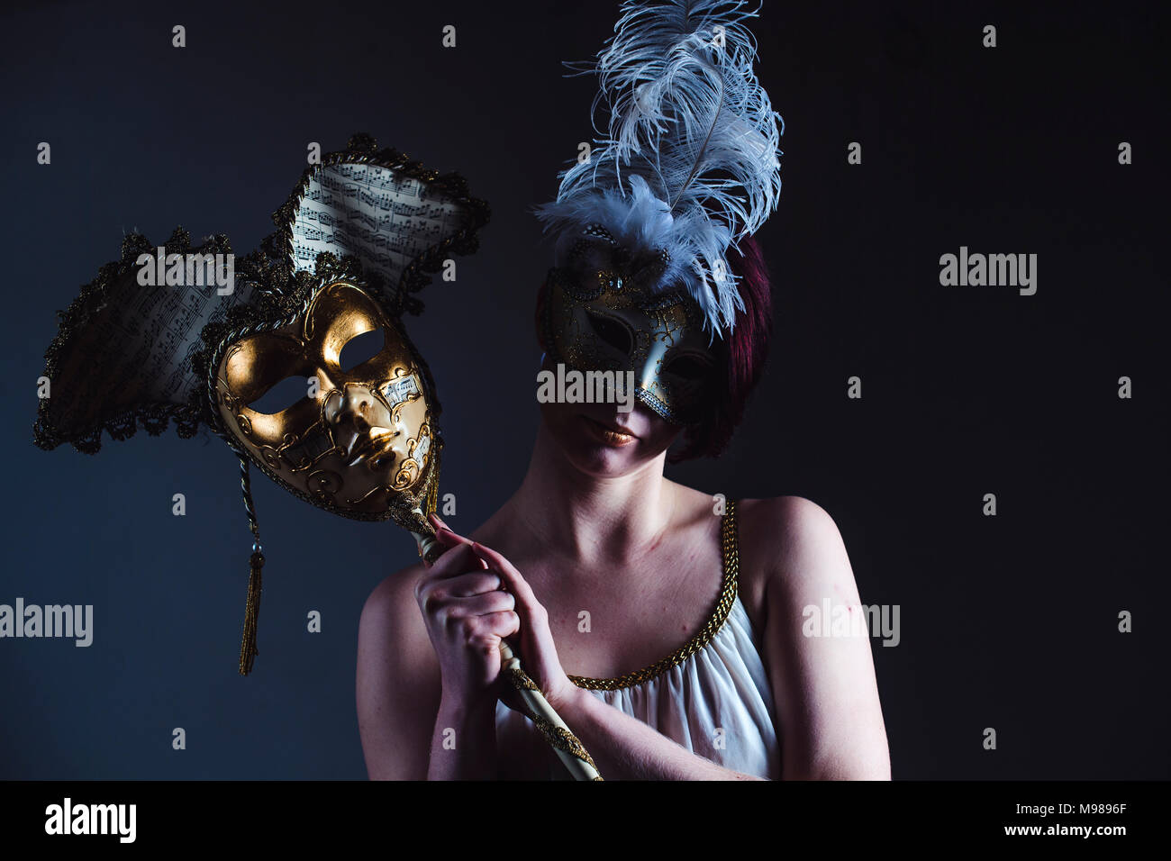 Halten Geheimnisse: eine Frau Mädchen mit einem aufwendigen Maskenball ...