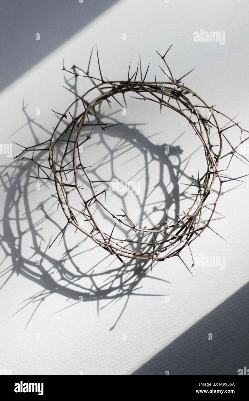 Jesus kreuz krone strahlen -Fotos und -Bildmaterial in hoher Auflösung – Alamy