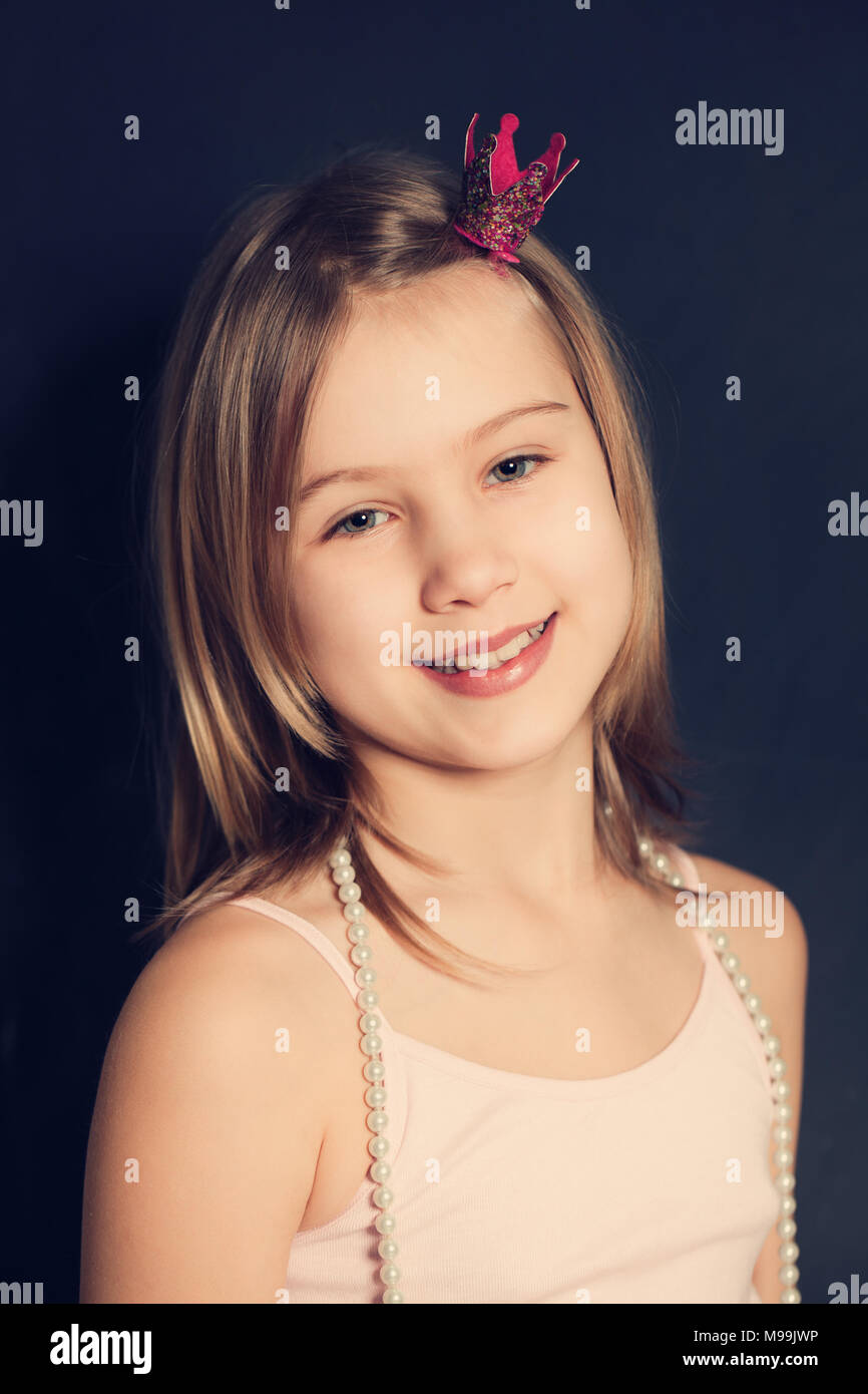 Lächelnd jugendlich Mädchen, Mode portrait Stockfotografie - Alamy