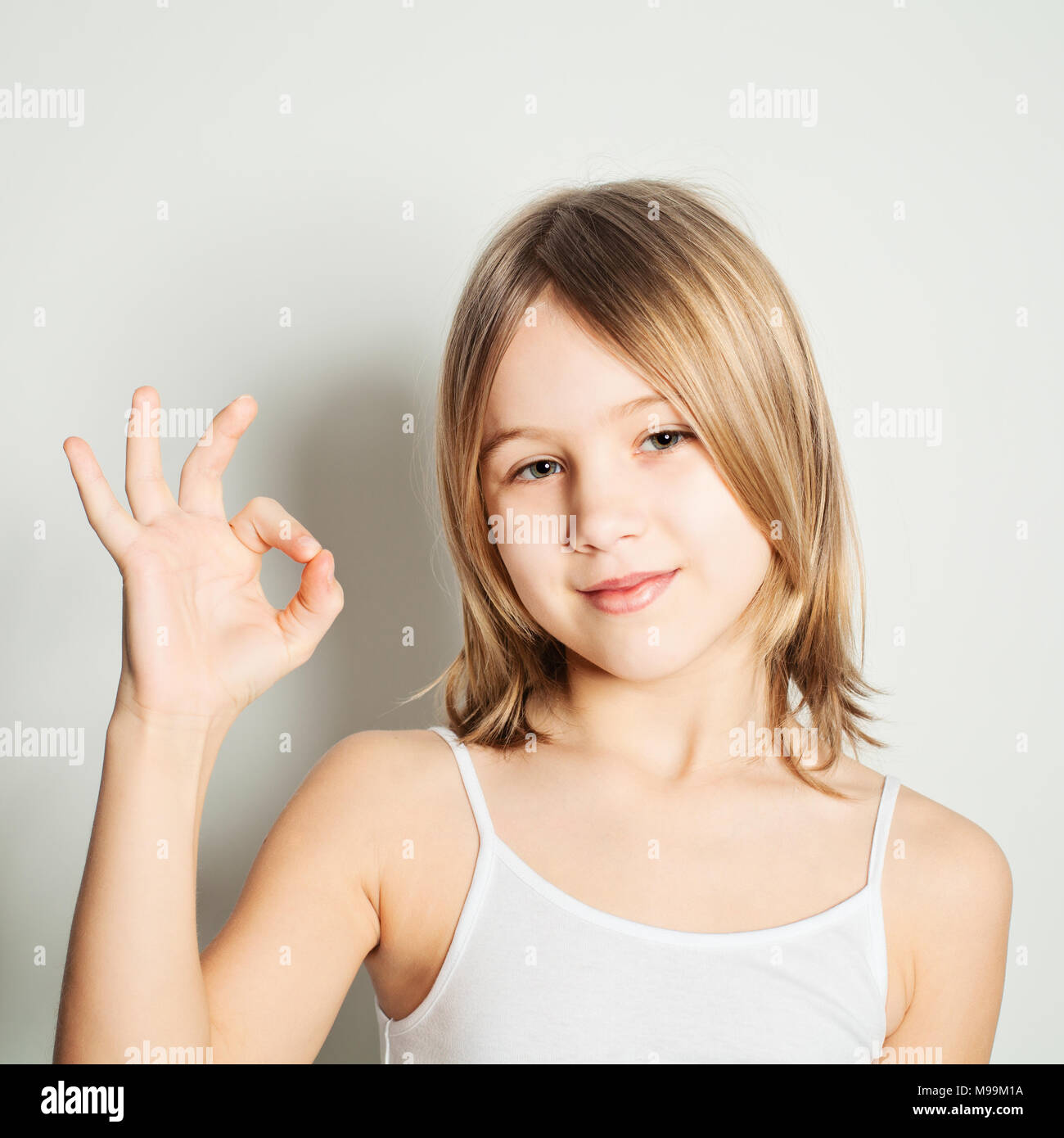 Junge Mädchen zeigen ihre Hand Geste ok Stockfotografie - Alamy