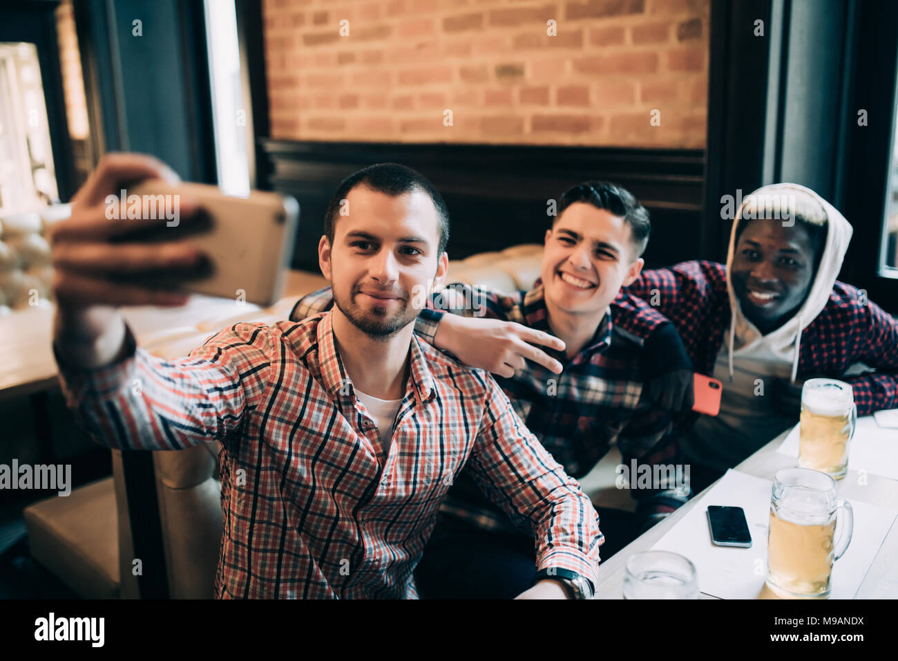 Menschen, Freizeit, Freundschaft, Technologie und Bachelor Party ...