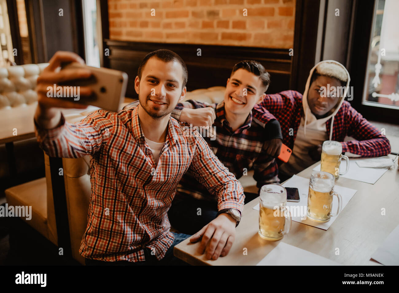 Menschen, Freizeit, Freundschaft, Technologie und Bachelor Party ...