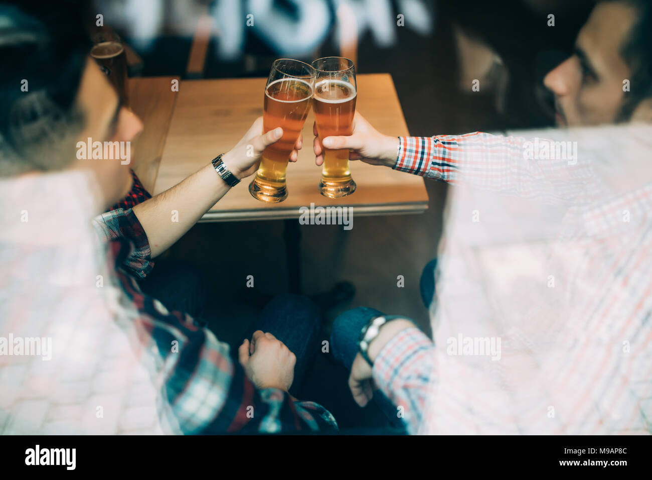 Menschen Trinken Bier Stockfotos und -bilder Kaufen - Alamy