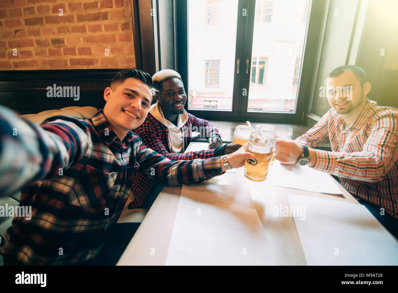 People drinking beer -Fotos und -Bildmaterial in hoher Auflösung – Alamy