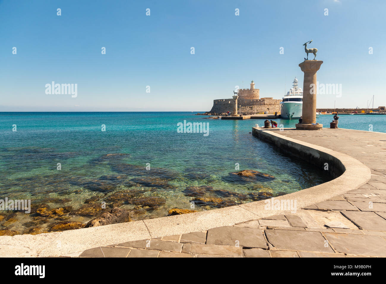 Die Insel Rhodos, Griechenland, der alte Hafen von Mandraki. Rhodos ist ...
