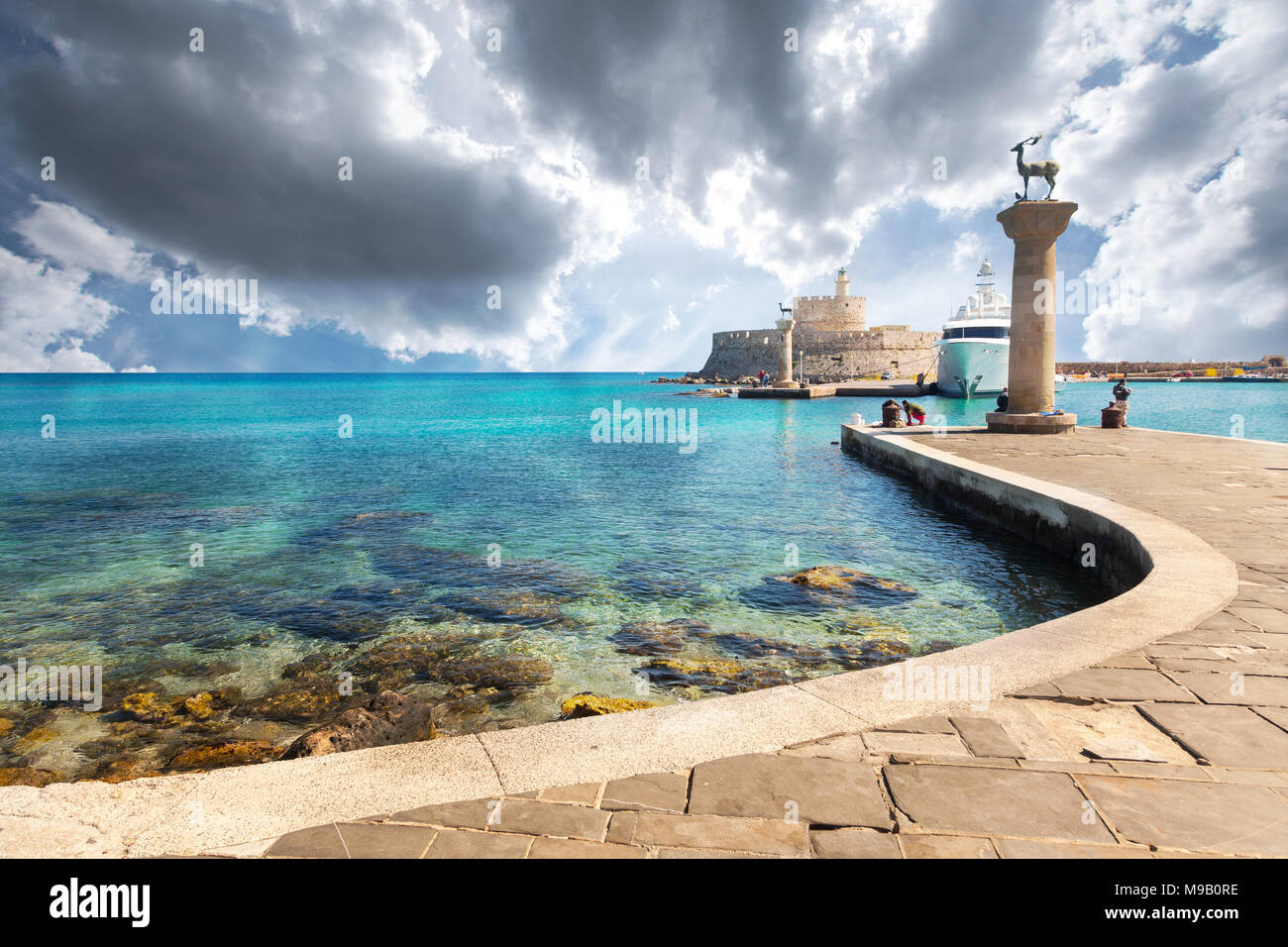 Die Insel Rhodos, Griechenland, der alte Hafen von Mandraki. Rhodos ist ...