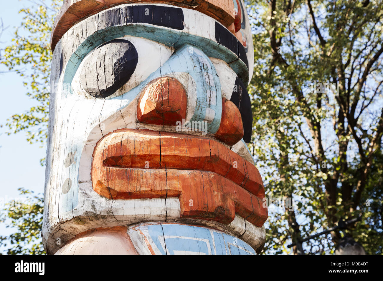 Old carved wooden totem pole -Fotos und -Bildmaterial in hoher ...