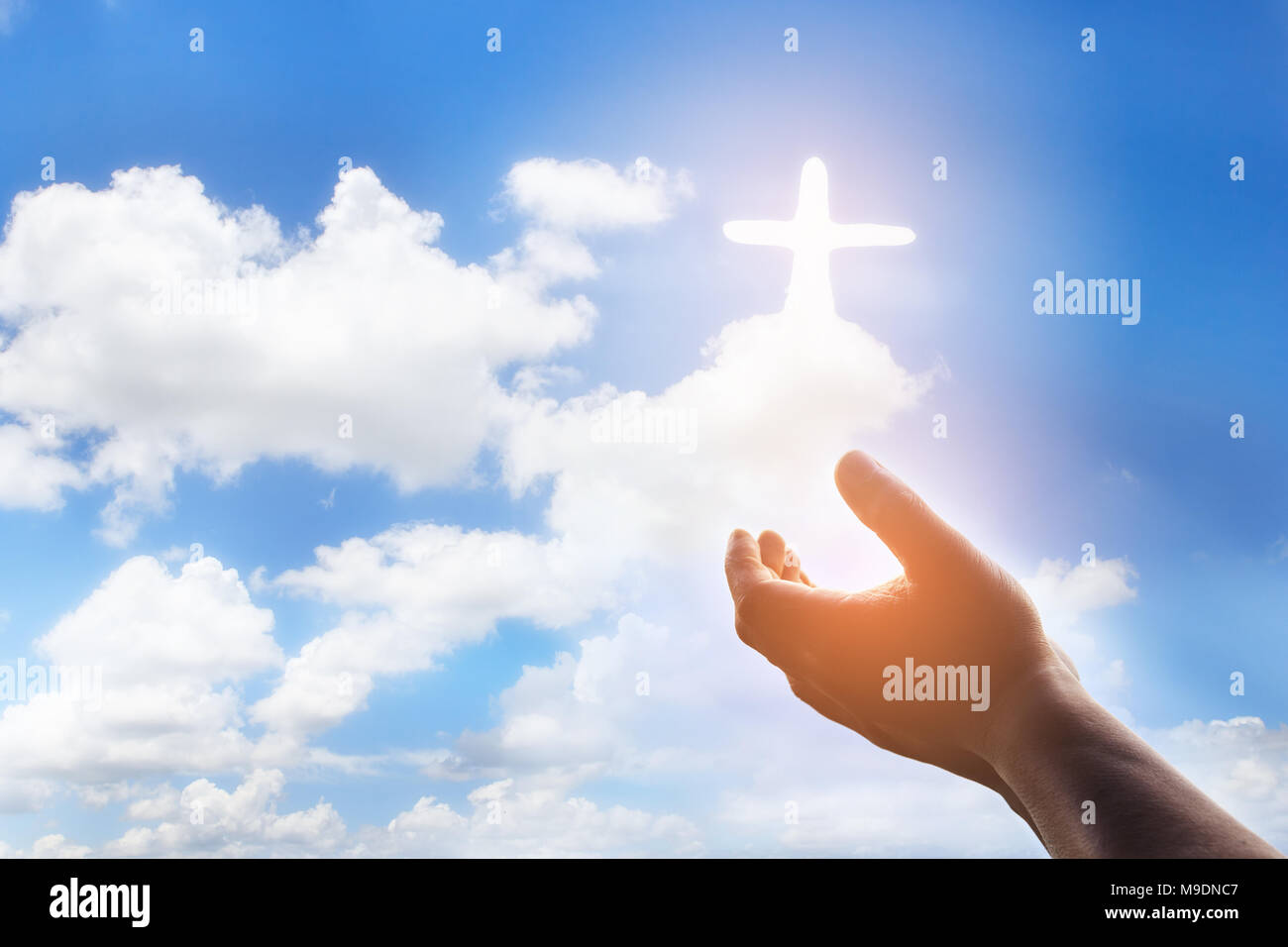 Christlicher Mann mit offenen Händen Anbetung christliche. Eucharistie ...