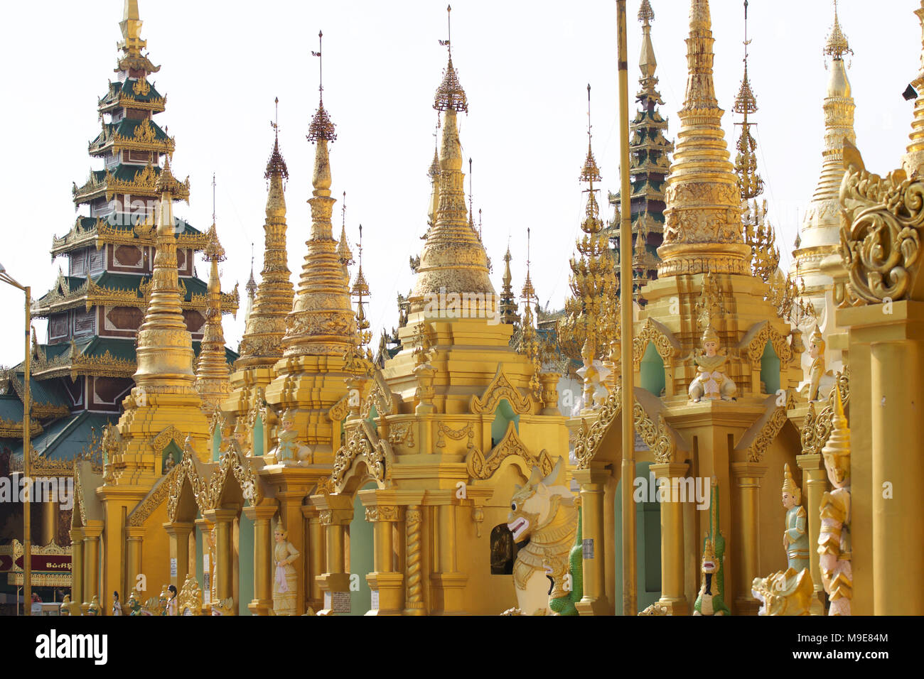 Buddhistische Tempelanlage Shwedagon ist ein historisches Symbol des Buddhismus, Yangon, Myanmar ...