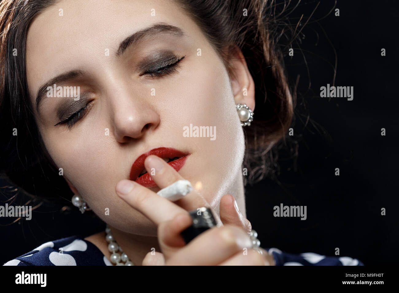 Girl smoking marijuana joint -Fotos und -Bildmaterial in hoher ...