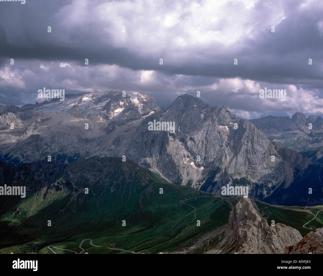 Die Marmolada Gletscher vom Gipfel des Sas de Pordoi über Passo Pordoi ...