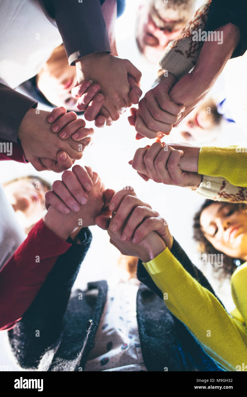 Menschen helfen einander -Fotos und -Bildmaterial in hoher Auflösung ...