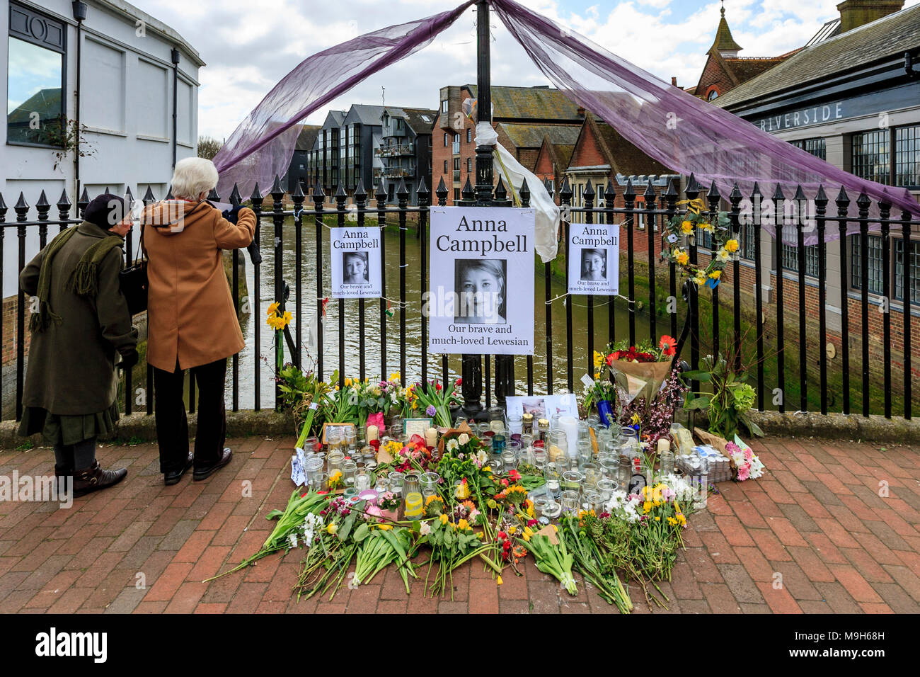 Ein temporäres Denkmal gesetzt bis zu Anna Campbell, der In Afrin ...