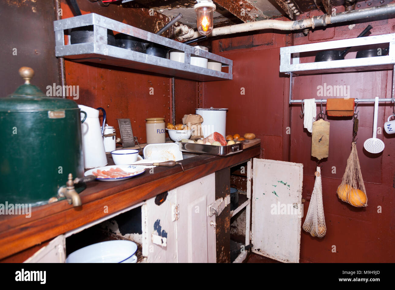 Schiff/schiffe Pantry an Bord der HMS M33/M33. Eines der drei ...