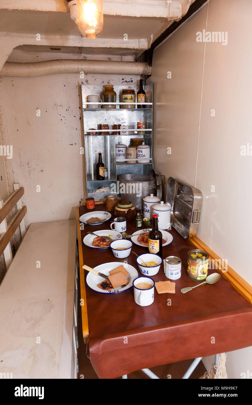 Chaos Tabelle/Viertel an Bord der HMS M33/M33. Eines der drei ...